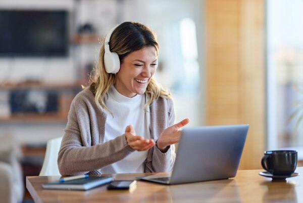 4 ways to engage remote and hybrid teams in online learning